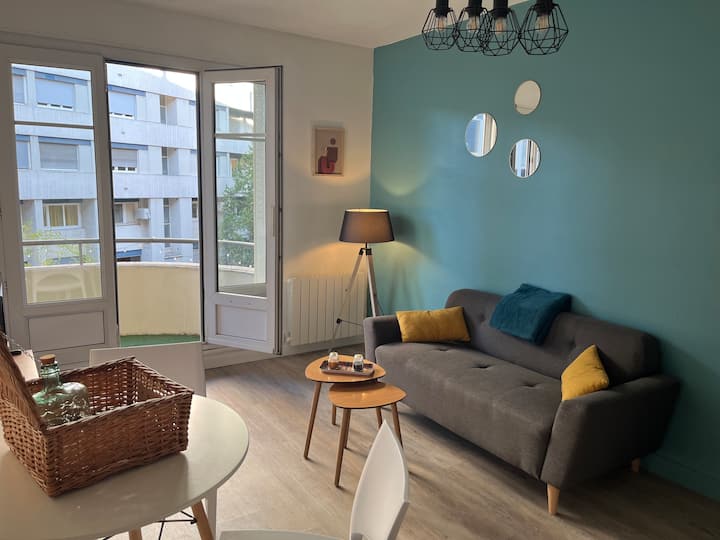 Le Chavant: T2 Avec Grand Balcon En Centre Ville - Grenoble