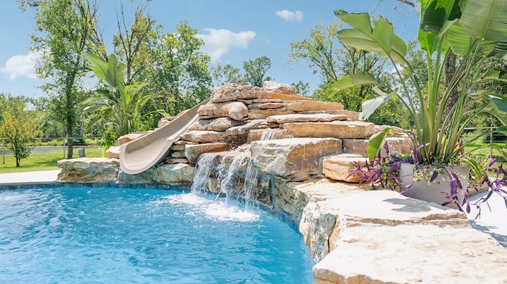 Cabin In The Country
With Private Pool-
Near Tulsa - United States