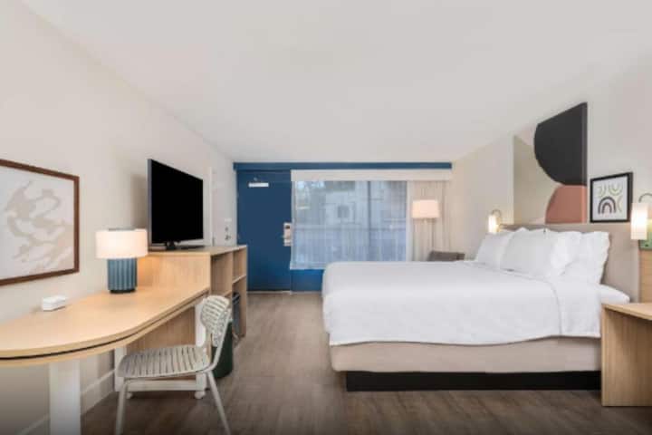 King Stay Steps From The Beach! Pool, Gym Access! - Hilton Head Island, SC