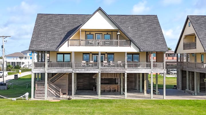Pirate's Cove (Sleeps 30, Beach Front) - Crystal Beach, TX
