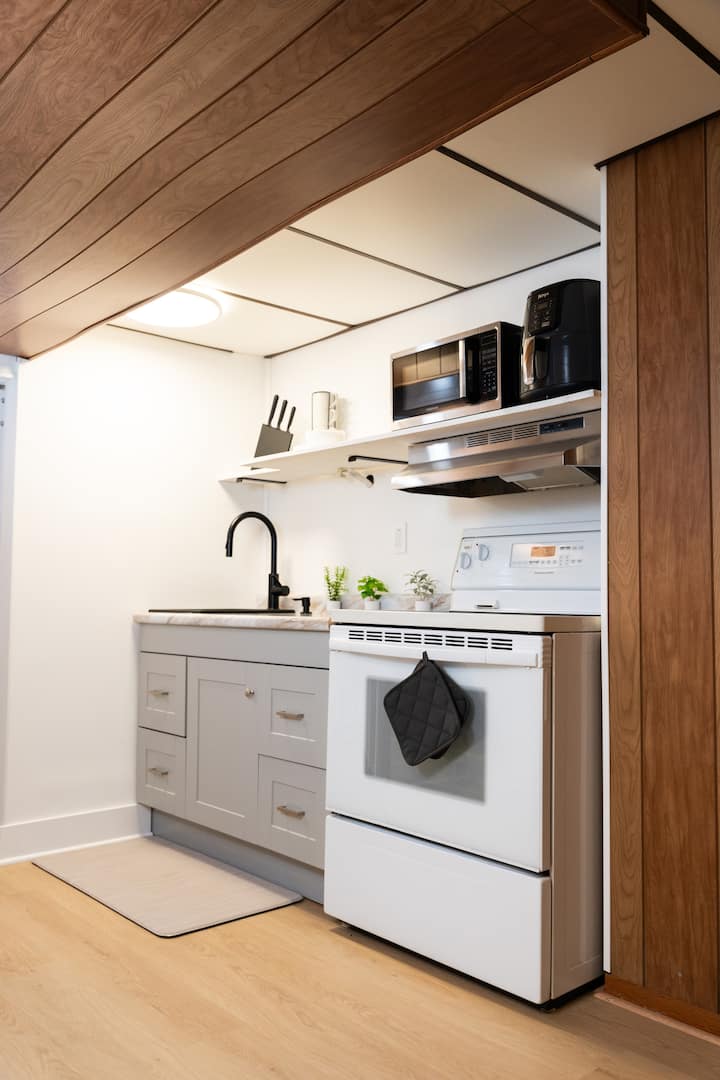 Hotel-style Suite W/ Kitchen - Arona, PA