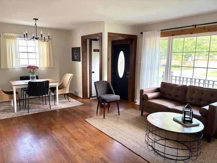 Stylish Stay I Emu + Ann Arbor - Ypsilanti, MI