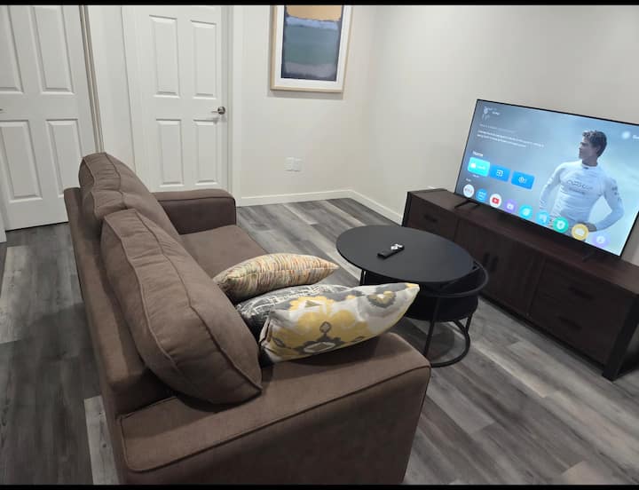 Brand New Fully Furnished Suite - White City