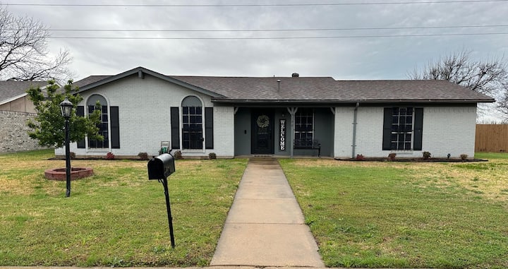 Central World Cup Retreat – Patio & Ac - Stop 6 - Fort Worth