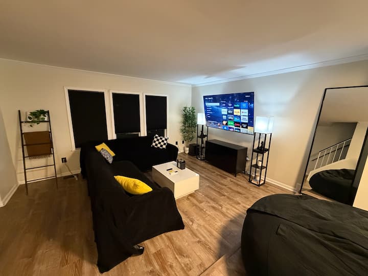 ~!~ The Monochrome Townhome ~!~ - Silver Spring, MD