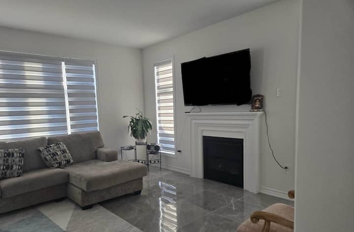 New Home Close To Simcoe - Georgina