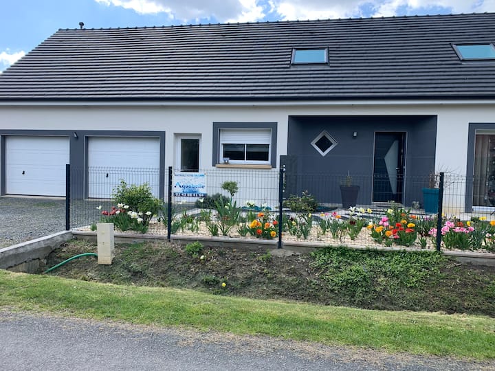 Maison Neuve Entière. Pour éVénement Au Circuit - Arnage