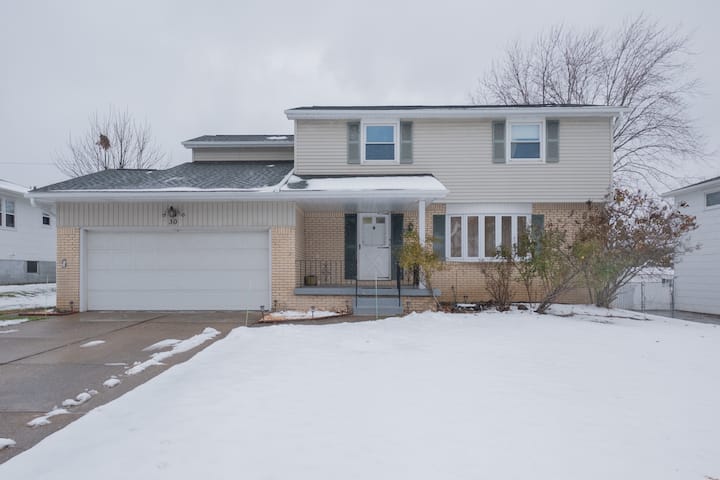 East Amherst Get Away: 4 Bedroom, Comfy & Peaceful - Lancaster, NY