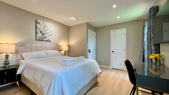 Queen Bed, Ensuite Bath, 5' Dulles Airport - Herndon, VA