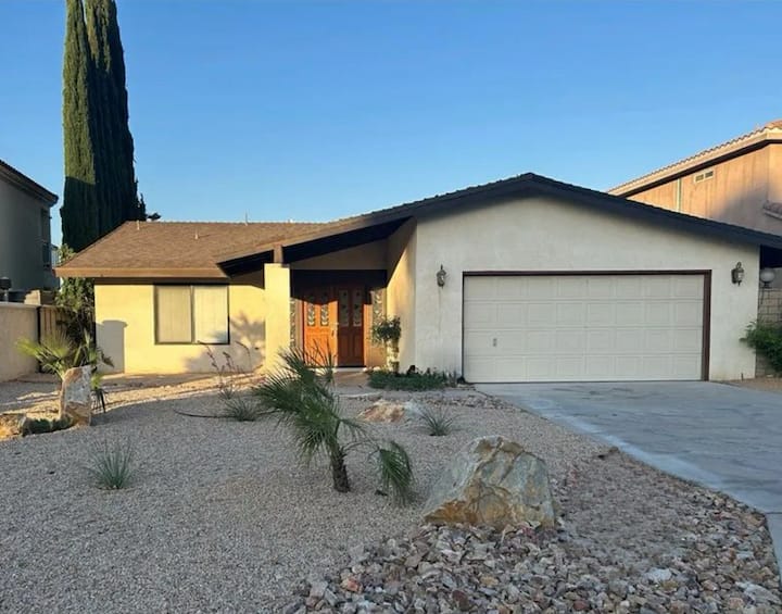 Quaint, Lake Front Home. - Victorville, CA