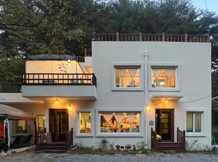 치악산국립공원의 독채감성숙소
원주펜션! 가족숙소! 전용계곡! 독채펜션! 바베큐&불멍 - South Korea