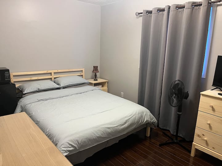 Queen Bedroom Wood Trim City Neighborhood - ミシサガ