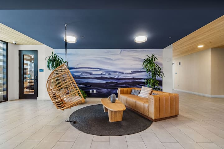 Chic Downtown Stay + Walk To Beach - Long Beach, CA