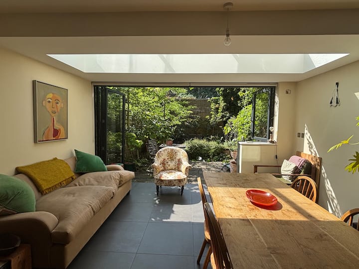 Bright, Spacious Modern House W/ Parking - London