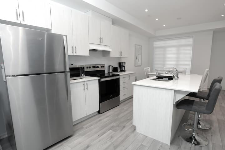 Townhouse In Whitby (No Basemnt) - Oshawa