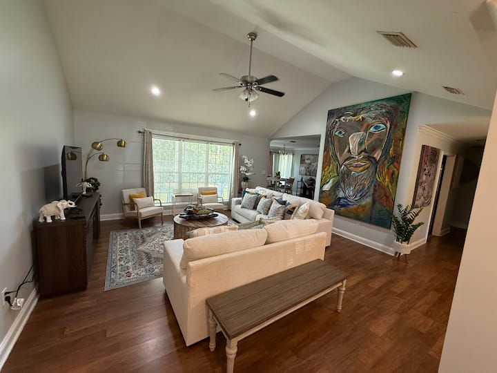 Valdosta 4br Retreat | Wi-fi, Backyard, 6 Beds - Valdosta, GA