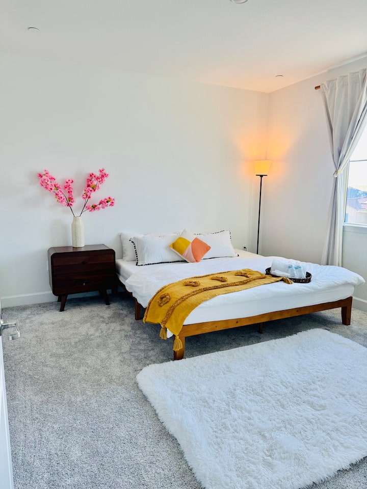 King Bed + Private Bath - Roseville, CA