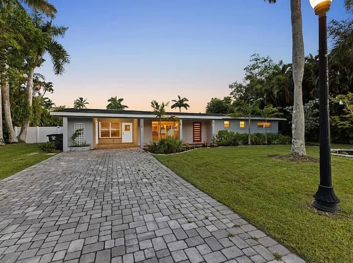 Modern Fort Myers Retreat W/ Gym - Fort Myers, FL