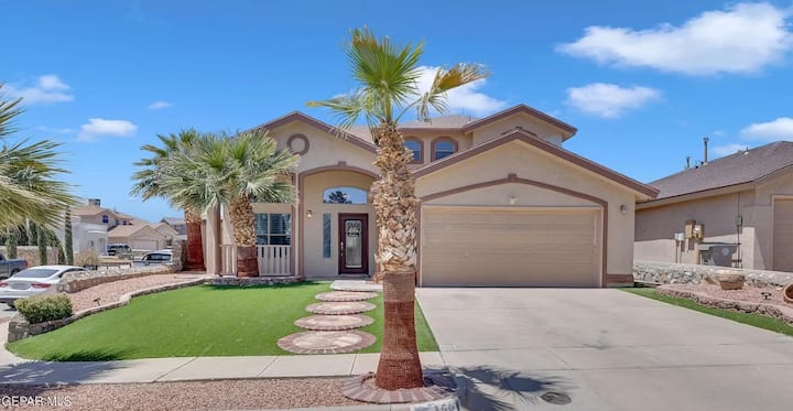 Home With Pool And Movie Theater - El Paso, TX