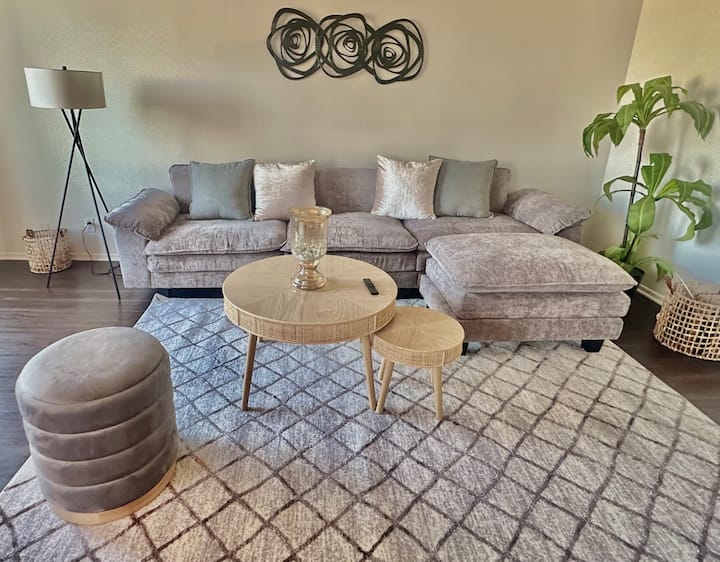 Beverly Escape | 1 Bed & Bath| Parking, Pool & Gym - Beverly Hills, CA