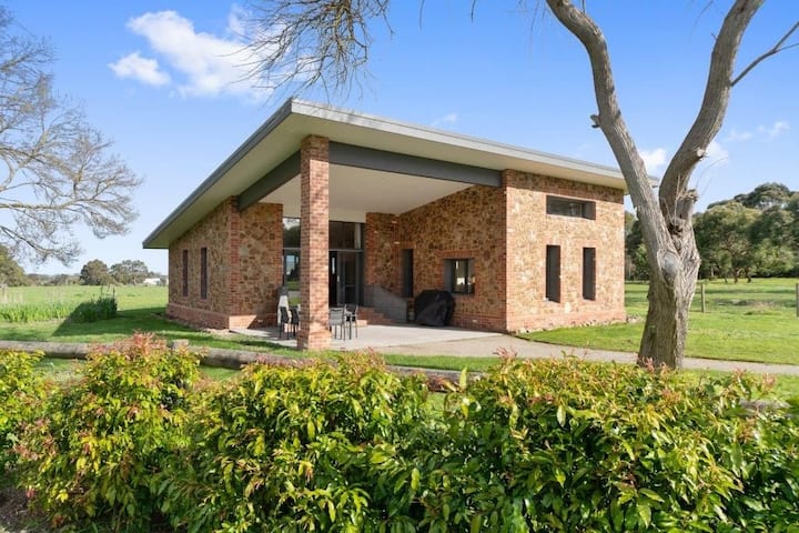 Chatsworth Park Cottage Acreage & Farm Animals - Balnarring