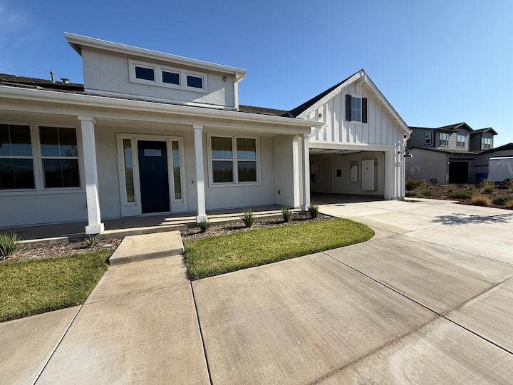 Stylish Estate Stay With Premium Comforts - Manteca, CA