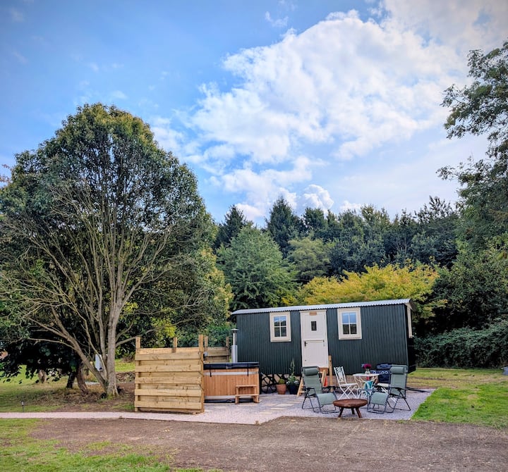 Skylark Shepherd's Hut With Wood Fired Hot Tub - Cotswolds