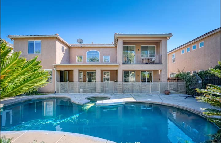 Large Home In Fresno W/ Pool & Bbq! - Fresno, CA