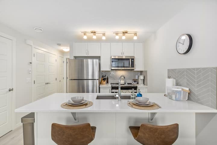 Seton Condo 1br + Sofa Bed, By South Health Campus - Canada