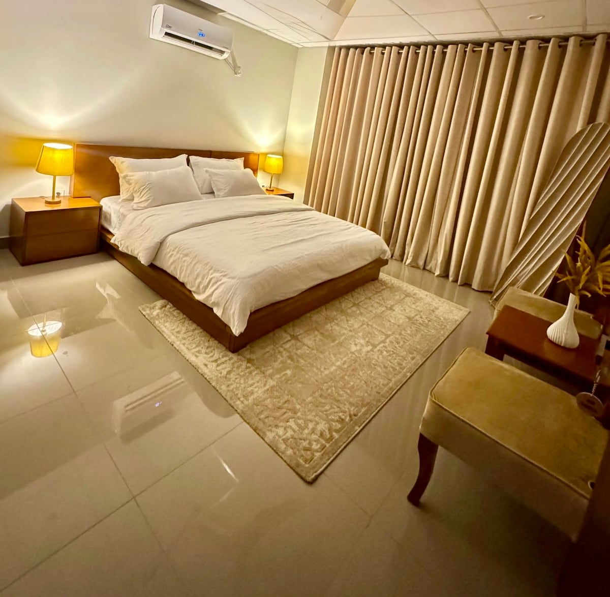 Elegant Master Suite | 1BR Private | AR Vista - Flats for Rent in ...