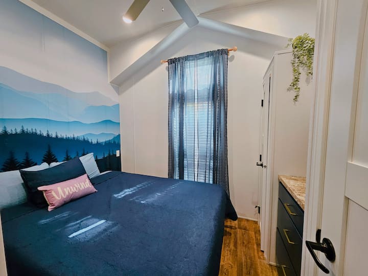 Brand New 2025 Tiny Cabin In Woods With Hot Tub - 莫斯科