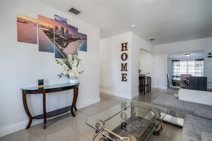 The Miami Vibe Charming 2br Getaway Near Mia - Hialeah