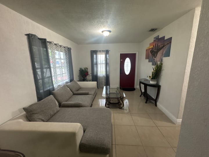 The Miami Vibe Charming 2br Getaway Near Mia - Hialeah, FL