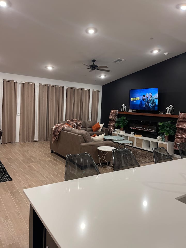 Spacious Modern Snuggle - Bakersfield, CA