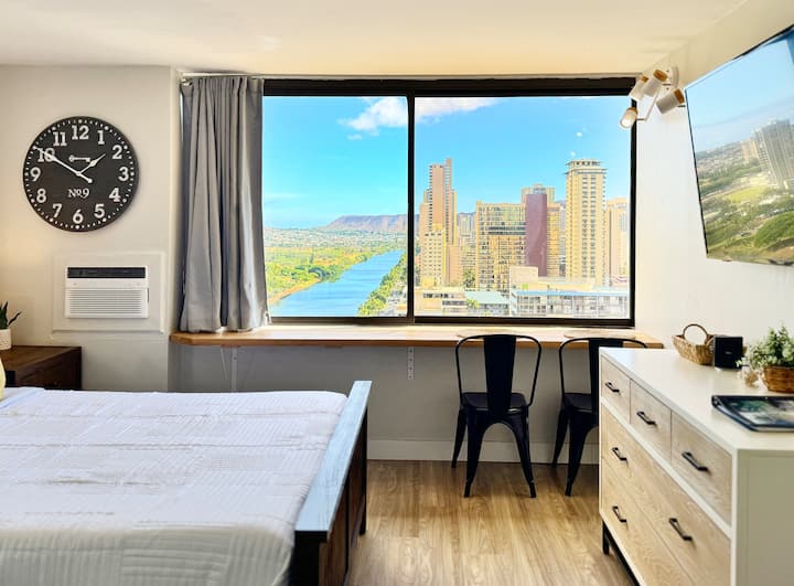 Hawaiian Monarch Ala Wai Canal & Ocean View - Honolulu, HI