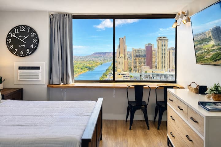 Hawaiian Monarch Ala Wai Canal & Ocean View - Honolulu, HI