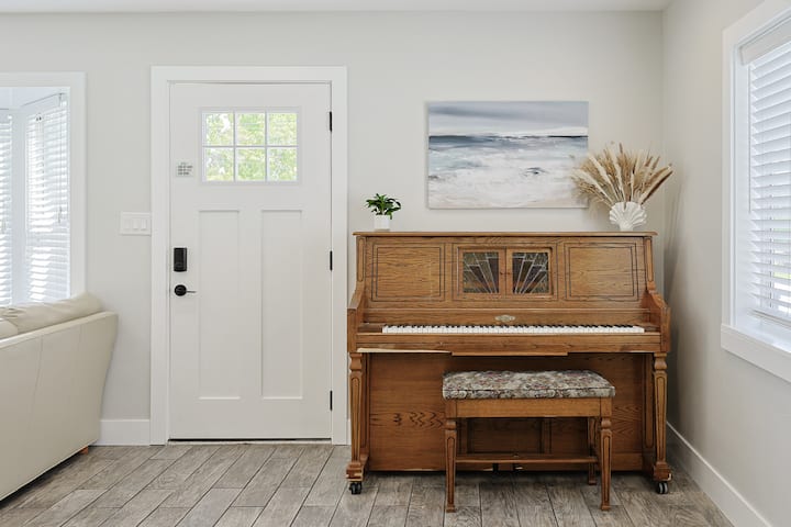 Beachy Bungalow - La Mesa, CA