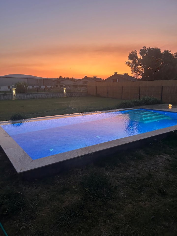 Urla Bağ Yolunda Havuzlu Müstakil Villada Huzur - Seferihisar