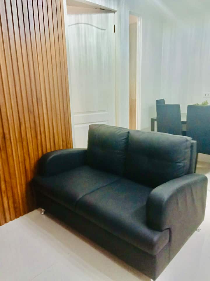 “Royal Ocean Crest 1br – Peaceful Poolside Escape! - Philippines