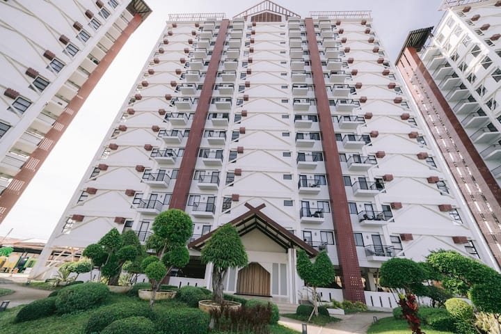 Royal Ocean Crest 1br  Peaceful Poolside Escape! - Lapu-Lapu City