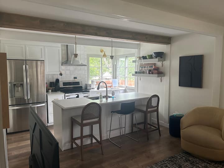 Contemporary Cottage 5 Min Walk To Major Bike Path - 링컨
