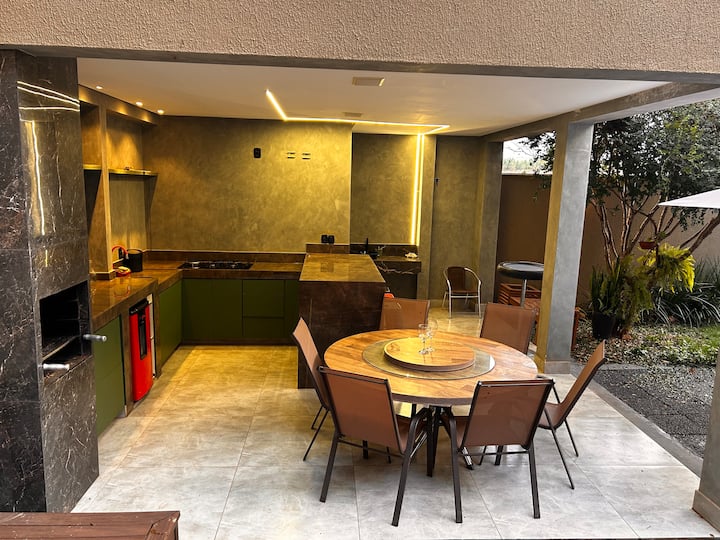 Sobrado Lindo Com Piscina - Goiânia