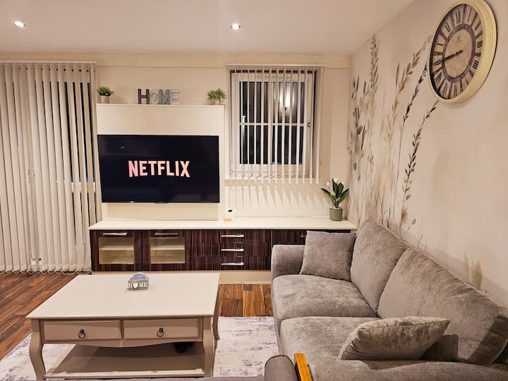 Spacious 2-bedroom Flat, Edgware, London - Harrow