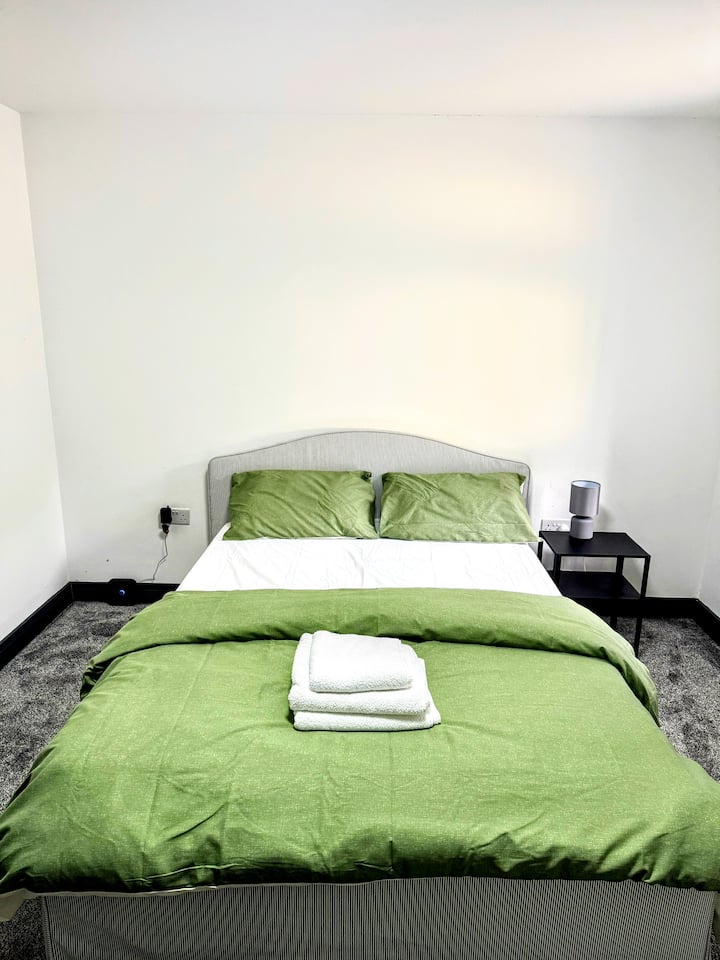King-size Bed(ensuite) New House - Hayes