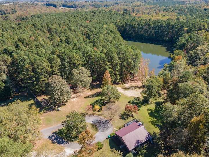 Secluded Pond Retreat | Wooded, Quiet, Cozy - Lake Thicketty