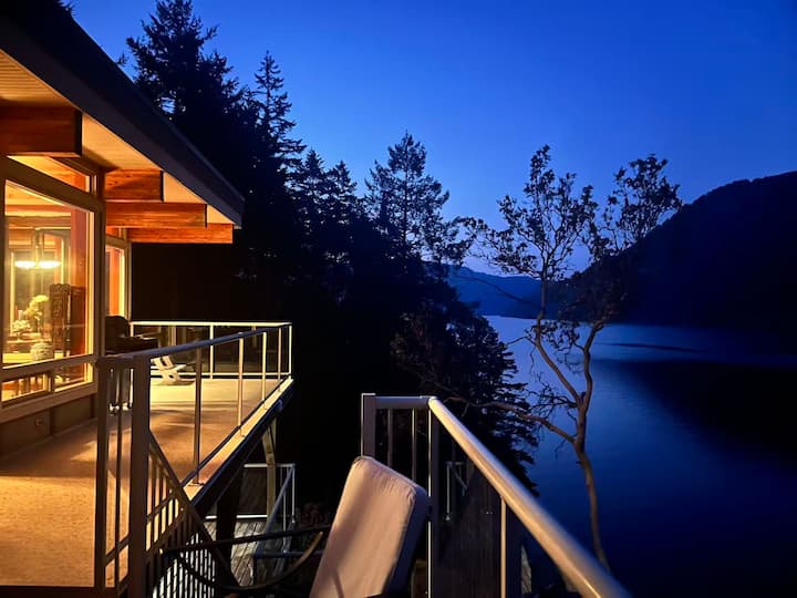 Malahat Waterfront Unique Three Bedrooms House - Langford