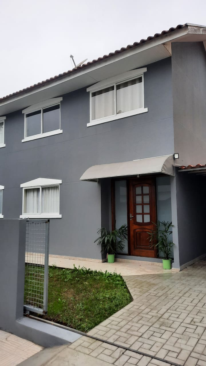 Sobrado Amplo E Confortável - Curitiba