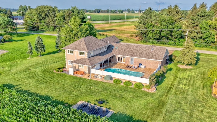 The Alta Escape/5000+ Sq Ft Retreat W/ Pool - Bellevue, OH