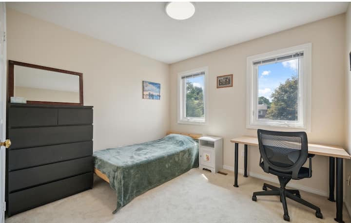 Clean & Comfortable Private Room - Bradford, ON, Canada