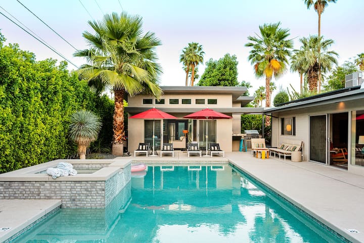 Trousdale Palms: Luxe Mid-century Pool Retreat - Palm Springs, CA